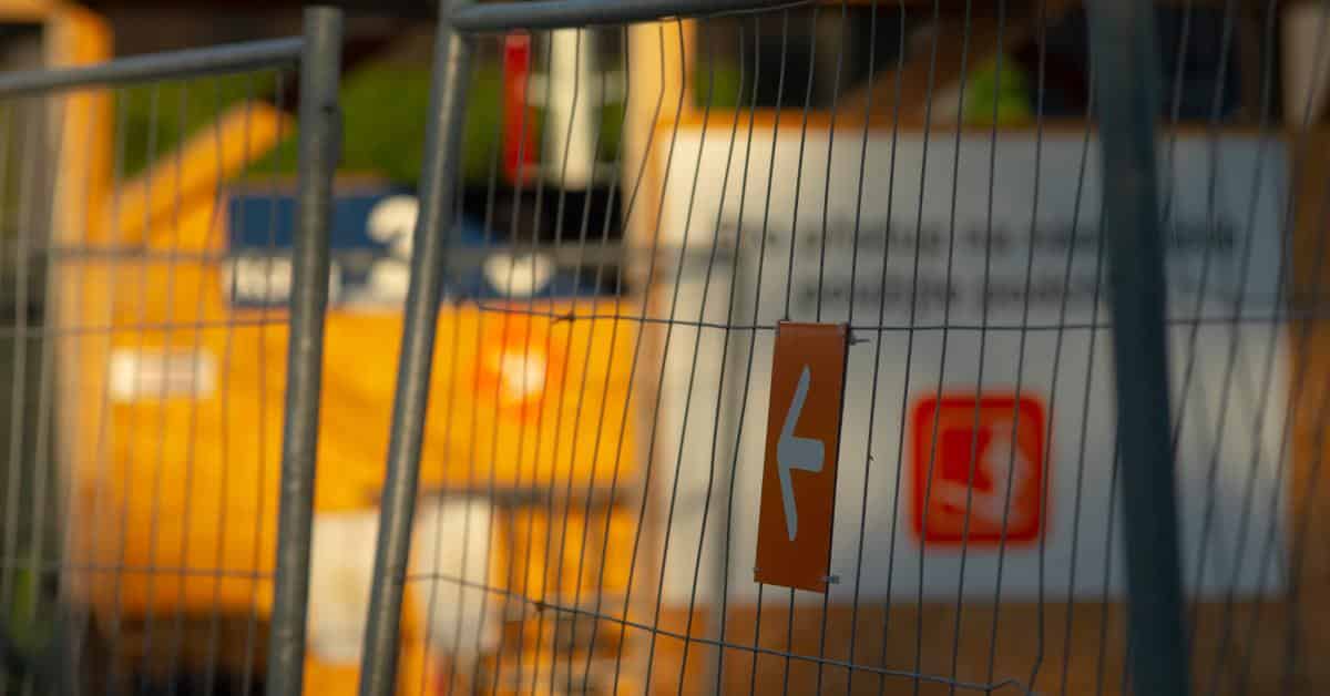 Barricades: Guide to ADA Safety & Crowd Control